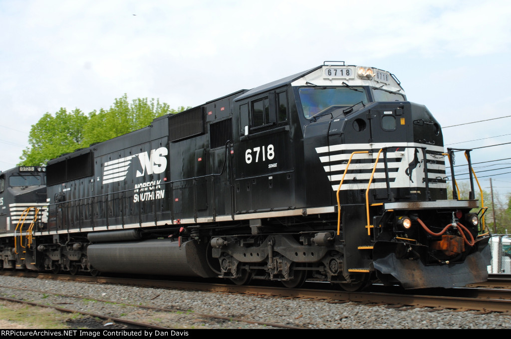 NS SD60I 6718 leads 290 through Macungie